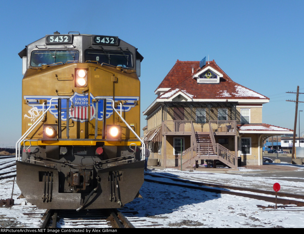 UP 5432 East & The Depot